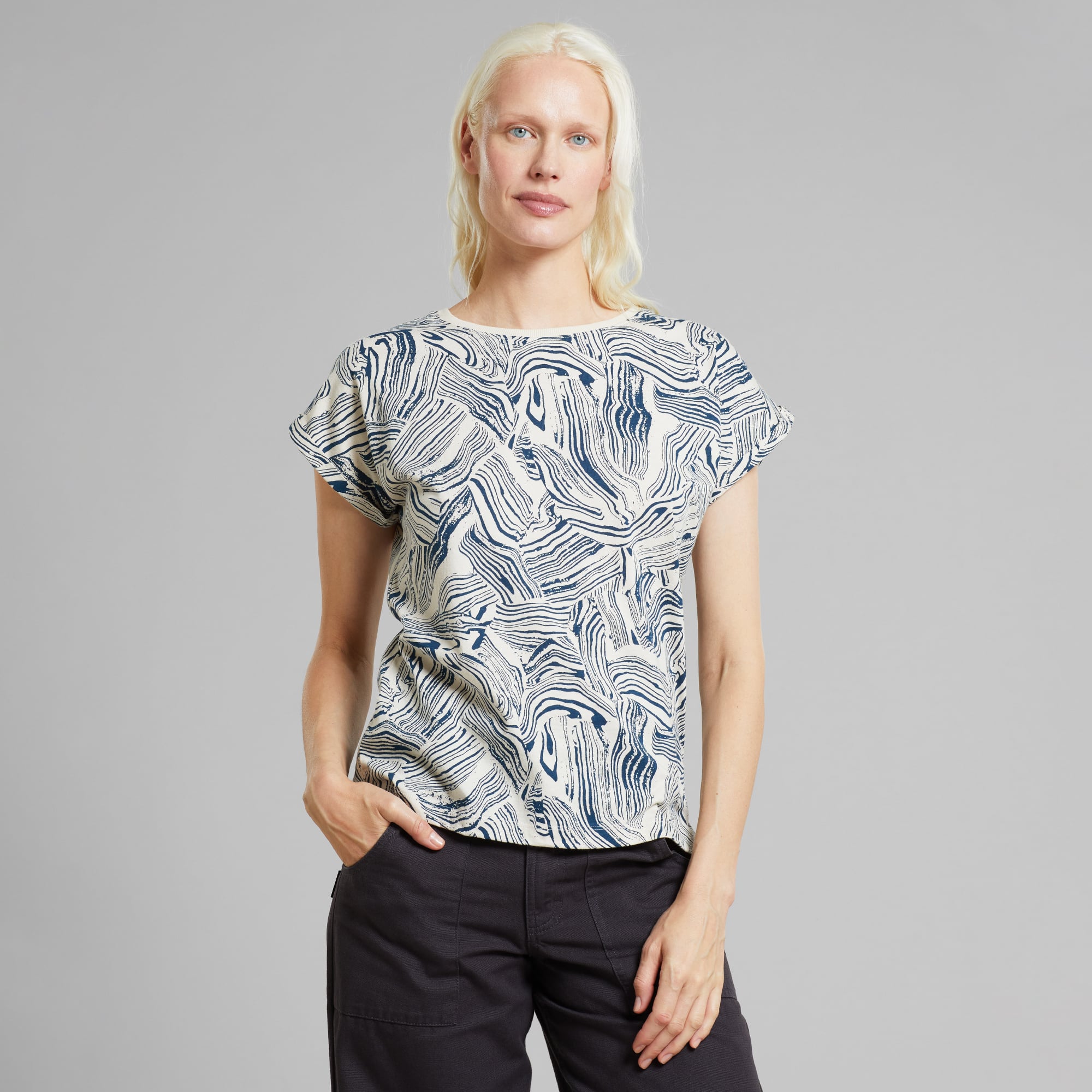 DEDICATED - T-shirt Visby Clay Swirl Light AOP Oat White